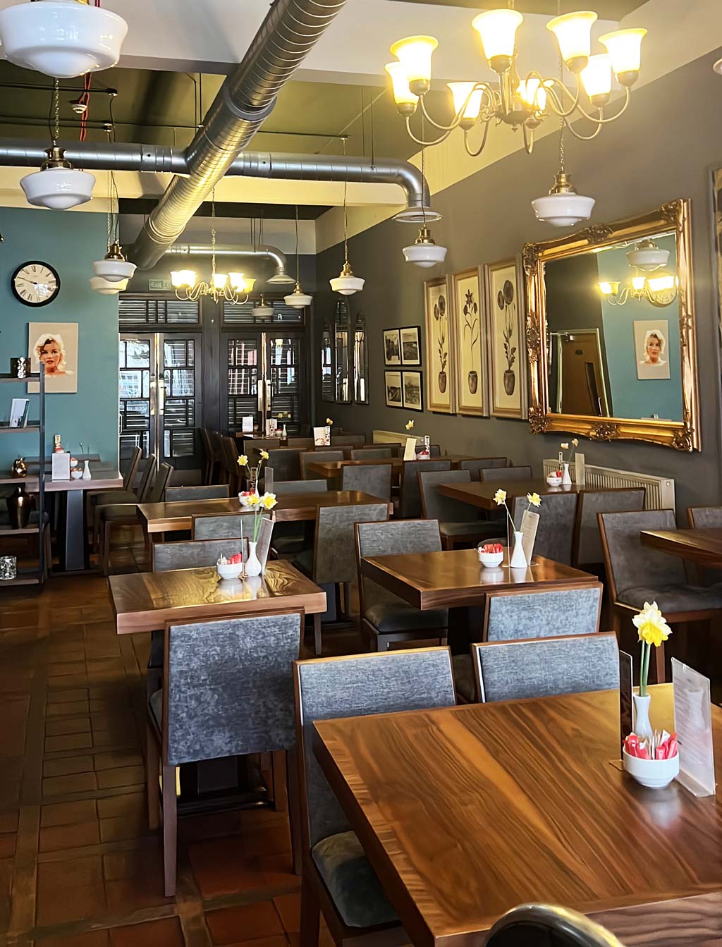 Aroma Lounge Bridgend - Brewed with Love, Served with Joy